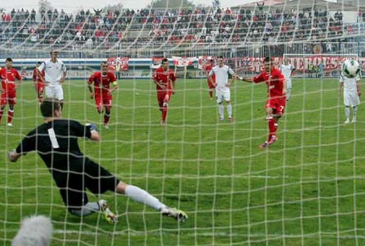 Zvezda pobijedila u Kuli, slavlje Rada u Novom Pazaru Zvezda pobijedila u Kuli, slavlje Rada u Novom Pazaru