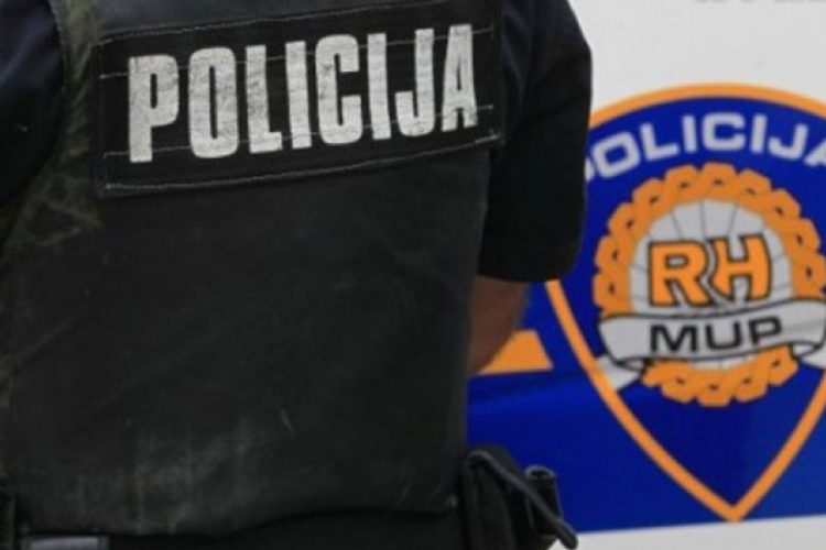 Učenik pored škole postavio bombu Učenik pored škole postavio bombu