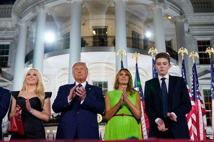 Urnebesna reakcija Melanije nakon pozdrava s Ivankom Urnebesna reakcija Melanije nakon pozdrava s Ivankom
