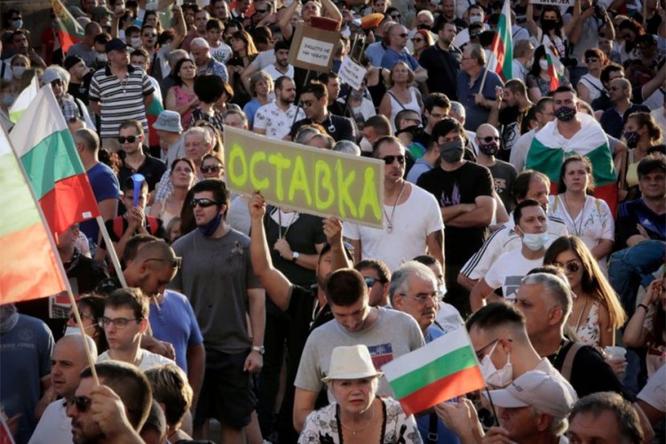 Protesti u Bugarskoj: Policajce gađaju jajima, na ulicama žandarmerija Protesti u Bugarskoj: Policajce gađaju jajima, na ulicama žandarmerija