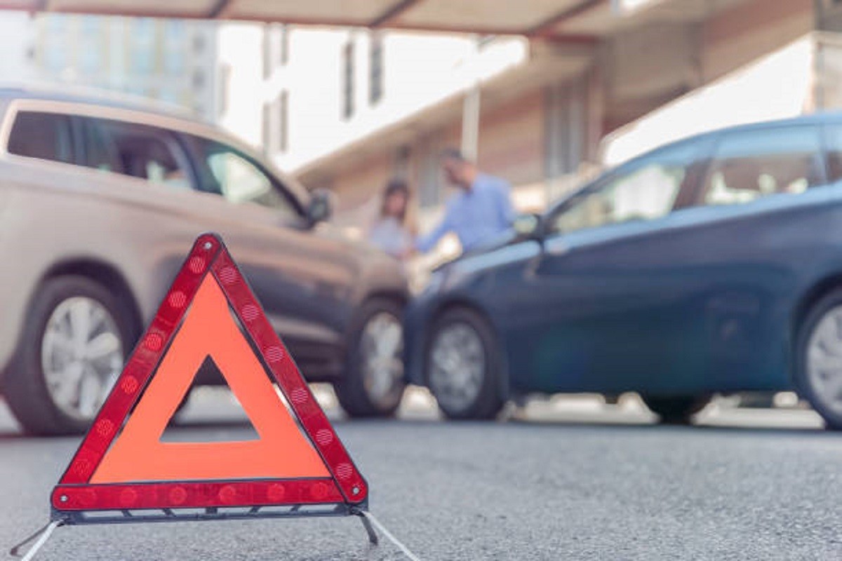 Dva puta udarila u isti auto u nekoliko minuta Dva puta udarila u isti auto u nekoliko minuta