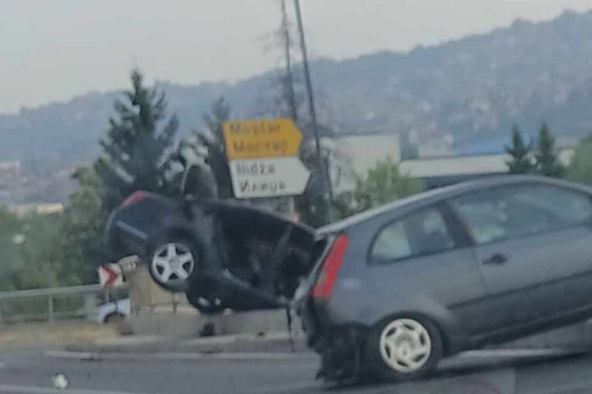 Teška saobraćajna nezgoda u Sarajevu, ima povrijeđenih (FOTO, VIDEO) Teška saobraćajna nezgoda u Sarajevu, ima povrijeđenih (FOTO, VIDEO)
